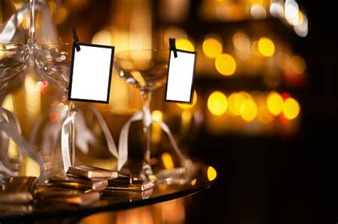 모형 레이블 배경에 칵테일 잔 초콜릿 및 디포커스 조명이 있는 수평 포스터 모형 어두운 휴일 배경 파티 크리스마스 또는 새해에 초대 0명에 대한 스톡 사진 및 기타 이미지