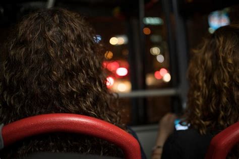 Vista Trasera De Mujeres Sentadas En Un Autobús Foto Premium