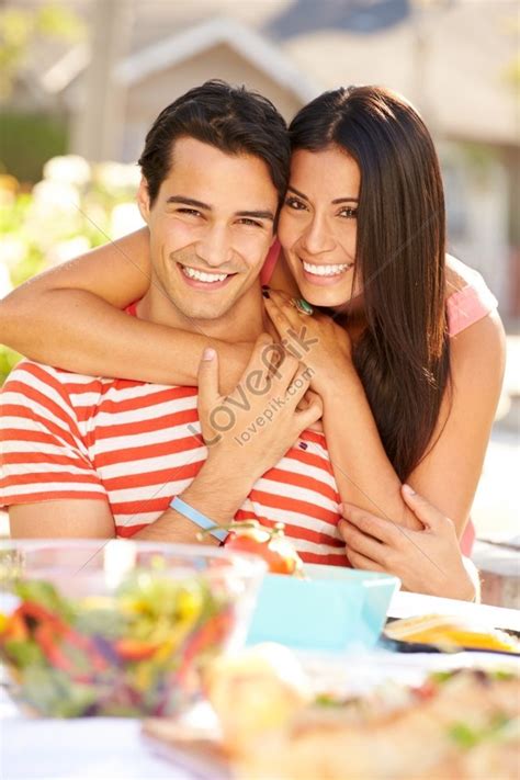 정원에서 야외 식사를 즐기는 로맨틱 커플 사진 무료 다운로드 Lovepik