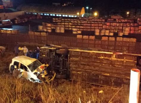 Acidente Entre ônibus E Carro Deixa Dois Mortos E Mais De 20 Feridos