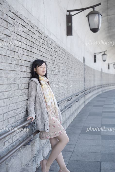 若い女性のポートレート 写真素材 [ 5079025 ] フォトライブラリー Photolibrary