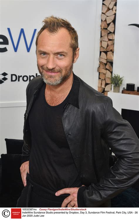 주드 로가 디즈니 실사영화 피터팬 And 웬디에서 후크 선장을 연기한다 外