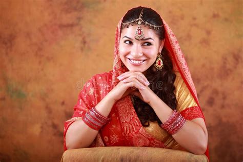 Schönes Indisches Mädchen Im Trachtenkleid Stockbild Bild von glatt auslegung