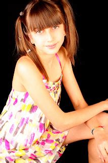 Angelina Teen Model 13 PEQUENO GÉNIO ESCADA