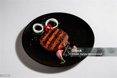 후추 옥수수 양파 파프리카 소금 백리향 및 마늘을 흰색 배경의 접시에 곁들인 구운 쇠고기 고기 0명에 대한 스톡 사진 및 기타
