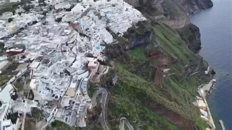 Grecia miles de personas evacúan Santorini en medio de una elevada