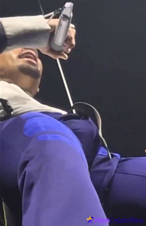 Chris Brown Teases Fans With His Big Bulge During A Concert Naked Male Celebrities