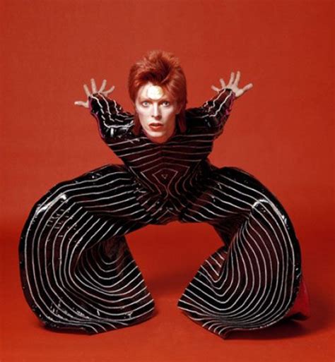 Pictures Of David Bowie Doing Crazy Stuff David Bowie Bowie Ziggy