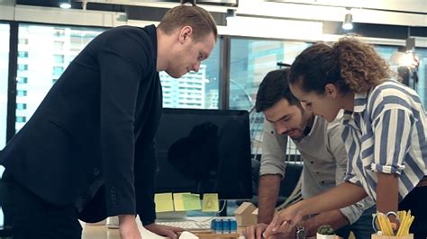 직장에서 사무실 책상에서 대화를 나누는 크리에이티브 비즈니스 피플 그룹 개성 개념에 대한 스톡 사진 및 기타 이미지 개성 개념 건축가 글로벌 비즈니스 Istock