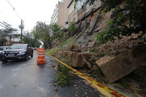 Chuva causa alagamento e deslizamento de terra em São Paulo Jovem Pan