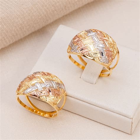 Três Ouros Semi Joias ANEL DIAMANTADO LARGO DETALHES TRÊS OUROS
