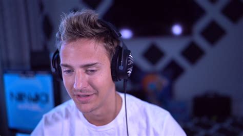 Ninja Struggles To Keep Up With Chats During Multi Platform Stream