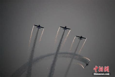 郑州航展闭幕 “晚霞飞行秀”点亮夜空 搜狐大视野 搜狐新闻