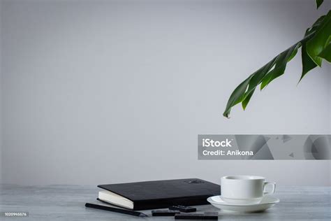 비즈니스 또는 계획 개념 가기 빈 페이지 커피 컵 테이블 회색 배경에 도미노 오픈 노트북의 이미지 보기 모의 0명에 대한 스톡 사진 및 기타 이미지 Istock