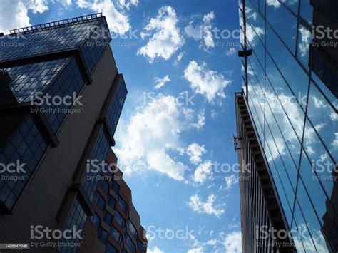 건물의 하늘과 유리 외관 유리 벽에 푸른 하늘과 흰 구름의 반사 도시 고층 빌딩 현대 유리 건물과 건축 생태학의 개념 강철에 대한 스톡 사진 및 기타 이미지 Istock