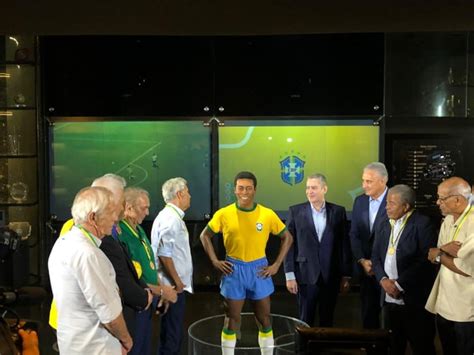 Estátua de Pelé é inaugurada no Museu da Seleção em homenagem à Copa de