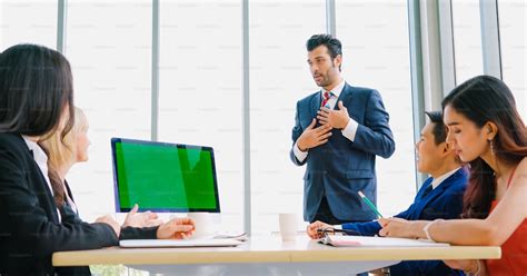 사무실 테이블에 녹색 스크린 크로마 키 Tv 또는 컴퓨터가 있는 회의실의 비즈니스 사람들 화상 회의에서 만나는 사업가와 사업가의 다양한 그룹 사진 Unsplash의