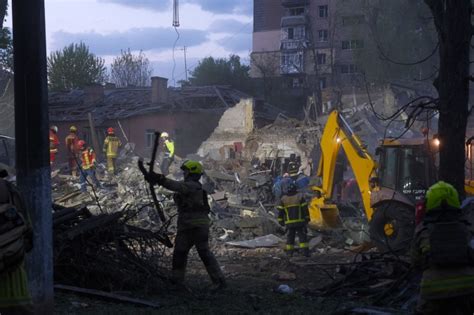 Атака на Київ як виглядає зруйнована росіянами багатоповерхівка у Соломянському районі фото