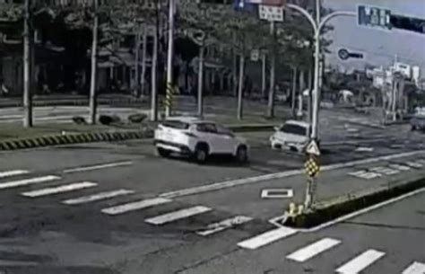 台中男離奇暴衝！轎車飛越分隔島逆向撞擊 休旅車慘車頭全爛