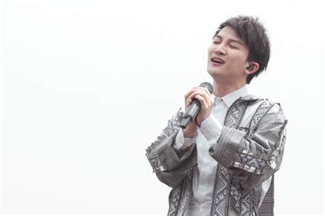 歌手周深现身多场音乐活动 用歌声为三月画上句号 360娱乐，你开心就好