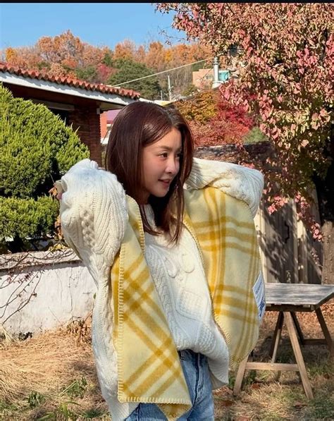 이시영 옐로 체크 머플러로 고급美 물씬 데님어그 부츠로 완성한 캐주얼룩 스타와 패션