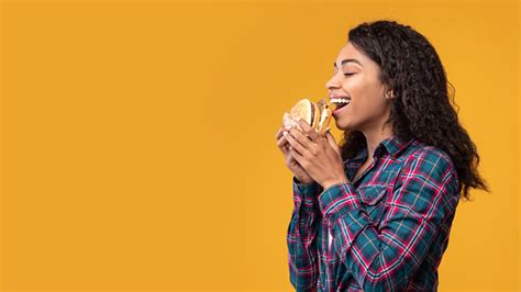 스튜디오에서 햄버거를 먹는 아프리카 계 미국인 레이디의 초상화 컷아웃에 대한 스톡 사진 및 기타 이미지 컷아웃 손 여자 Istock