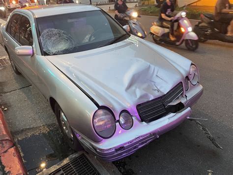 員警執勤遭賓士車衝撞 空中旋轉2圈落地重摔 社會 中時新聞網