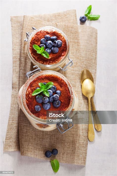 전통적인 이탈리아 여름 부드러운 디저트 티라미수와 아이스크림 흰 돌 테이블에 0명에 대한 스톡 사진 및 기타 이미지 0명