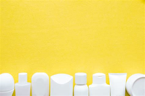 노란색 수건에 다른 백색 아름다움 화장품입니다 광고로 특별 제공에 대 한 조롱 여자의 남자에 대 한 관심이 여름에 머리와 바디