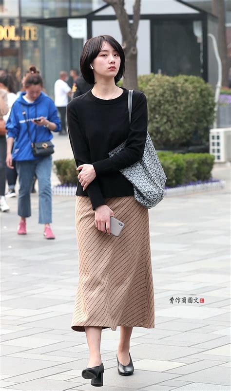 街拍：衣袂翩翩的裙装美女，春风十里不如你