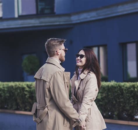 Sonriente Pareja De Enamorados Al Aire Libre Retrato De La Calle De