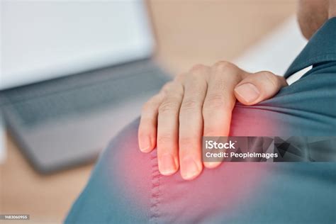 손 어깨 통증 직장에서 부상으로 고통받는 동안 관절을 잡고 있는 사업가와 클로즈업 의료 해부학 또는 자세와 빨간색 강조 표시로 문제를 해결하기 위해 고군분투하는 남성 직원
