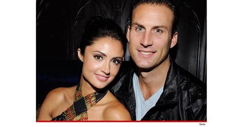 Бизнесмен се самоуби след като жена му флиртува с Леонардо ди Каприо