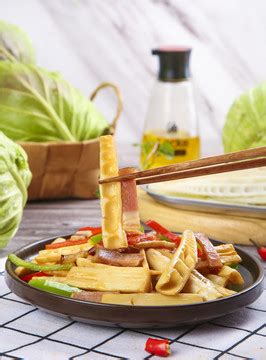 盘子里装着竹笋烧肉 中国菜系 食品餐饮 摄影 汇图网www huitu