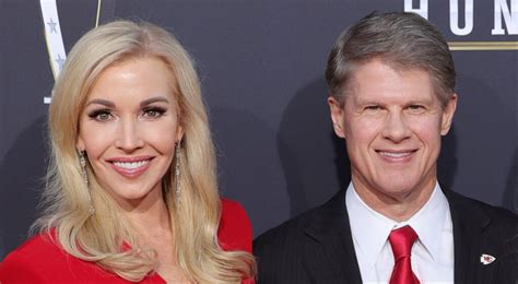 Who Is Clark Hunts Wife Tavia Hunt