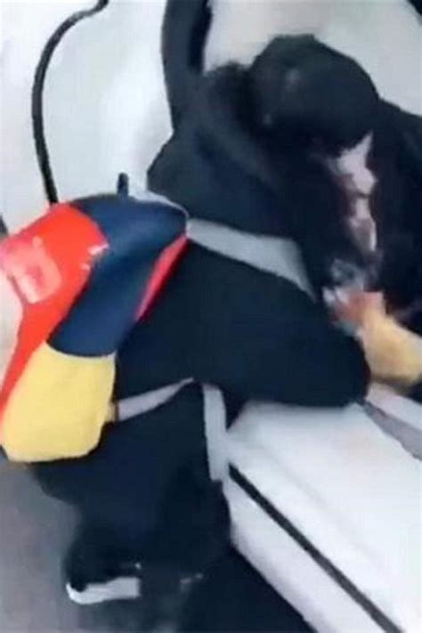 寶媽開跑車送孩子上學，被一眾家長認為是炫富，群里吵的不可開交 每日頭條