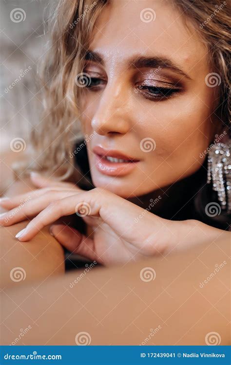 Hermosa Modelo De Chica Posando En Lencería Rubia Sexy Imagen de archivo Imagen de peinado