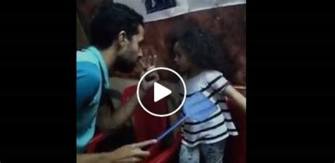 ألوان الوطن بالفيديو أب يعذب ابنته بسبب غلاء الأسعار مافيش بامبرز
