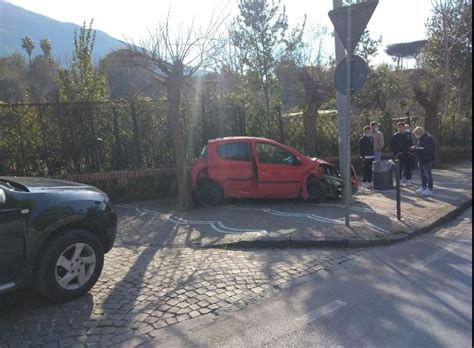 Finisce Con L Auto Tra Un Palo Ed Albero Rocambolesco Incidente In