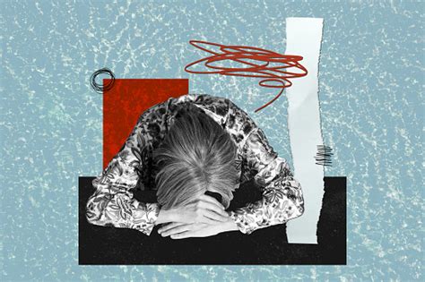 복합 트렌드 아트 워크 3d 스케치 이미지 사진 콜라주 빨간색 검정 흰색 색상 늙은 아가씨 누워있는 손 테이블 피곤한 수면 마음 생각 엉망진창 합성 이미지에 대한 스톡 사진