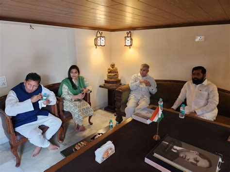 Photos मुख्यमंत्री एकनाथ शिंदे आणि प्रकाश आंबेडकरांच्या भेटीत नेमकं