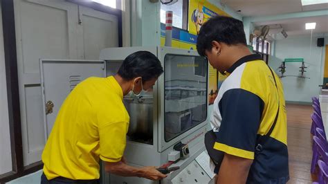 ทีมงานห้องเรียนสีเขียว ปฏิบัติงานปรับปรุงและพัฒนาสื่ออุปกรณ์ห้องเรียนสีเขียว ณ โรงเรียนบ้านลาด