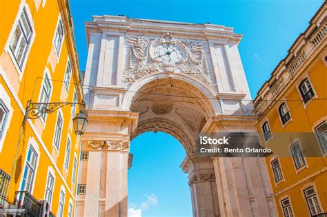 화려한 건물과 고전적인 디자인 요소가 있는 활기찬 도시 환경에서 밝은 푸른 하늘 아래 화려한 디테일을 갖춘 유서 깊은 아치의 멋진 건축 전망 0명에 대한 스톡 사진 및 기타