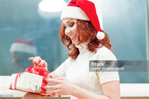 크리스마스와 새 해 축 하의 휴가 개념입니다 빨간 머리 백인 산타 여자 긍정적인 표정으로 선물 상자를 풀기 12월에 대한 스톡 사진 및 기타 이미지 Istock
