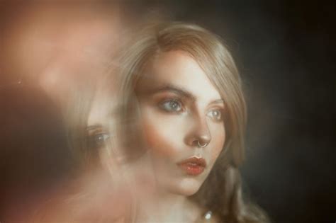 배경 화면 얼굴 여자들 모델 초상화 금발의 멀리보고 긴 머리 파란 눈 사진술 눕다 창백한 장난감 담홍색 사람 피부 다리아 징 코바 어린이