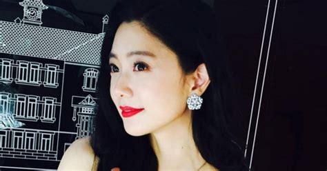클라라 근황 공개 튜브톱 드레스에 레드립 여전히 섹시