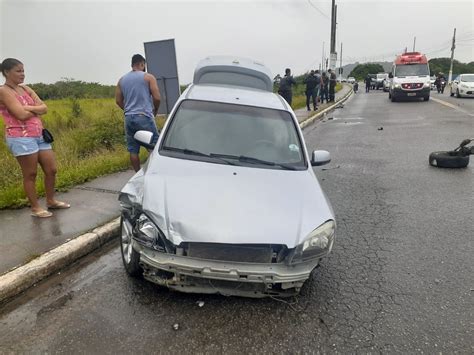 Motorista perde controle invade contramão e atinge motociclista em