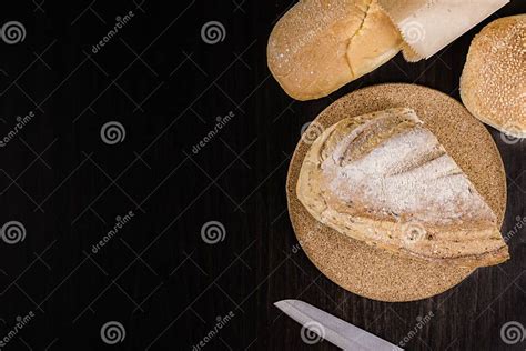 Concepto De Pan Media Hogaza De Pan En El Plato De Madera Una Hogaza De