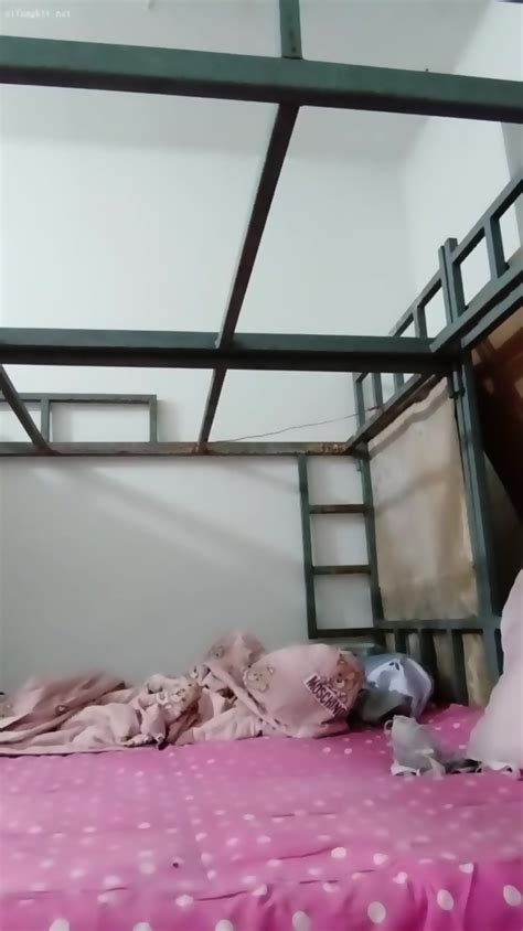 【阿露露】骨感反差婊美女宿舍直播完美的咪咪和身材，道具自慰2 Eporner