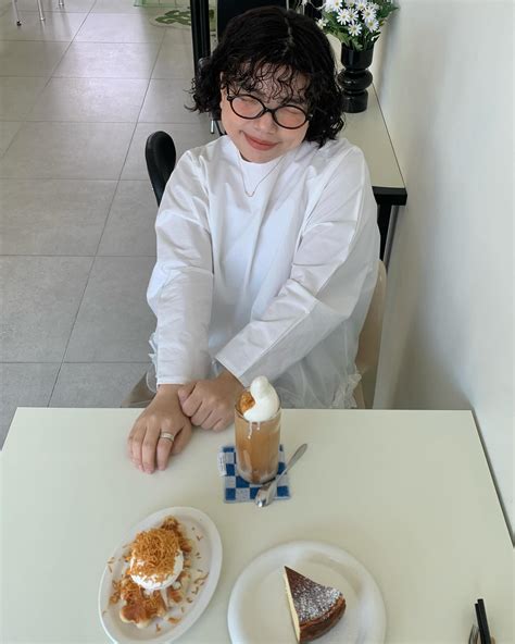 Invest U인베스트유 키작녀마켓 🤎캐주얼한 연말 키작녀 코디🤎 여리여리한 연말룩이 안어울리는 스윗들에게 추천드리고 싶은 캐주얼 데일리 연말느낌 나는 코디 추천드려용🤎